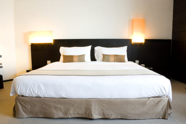 These Hotel Guests Spent the Night with a Corpse Under Their Bed – Le ...